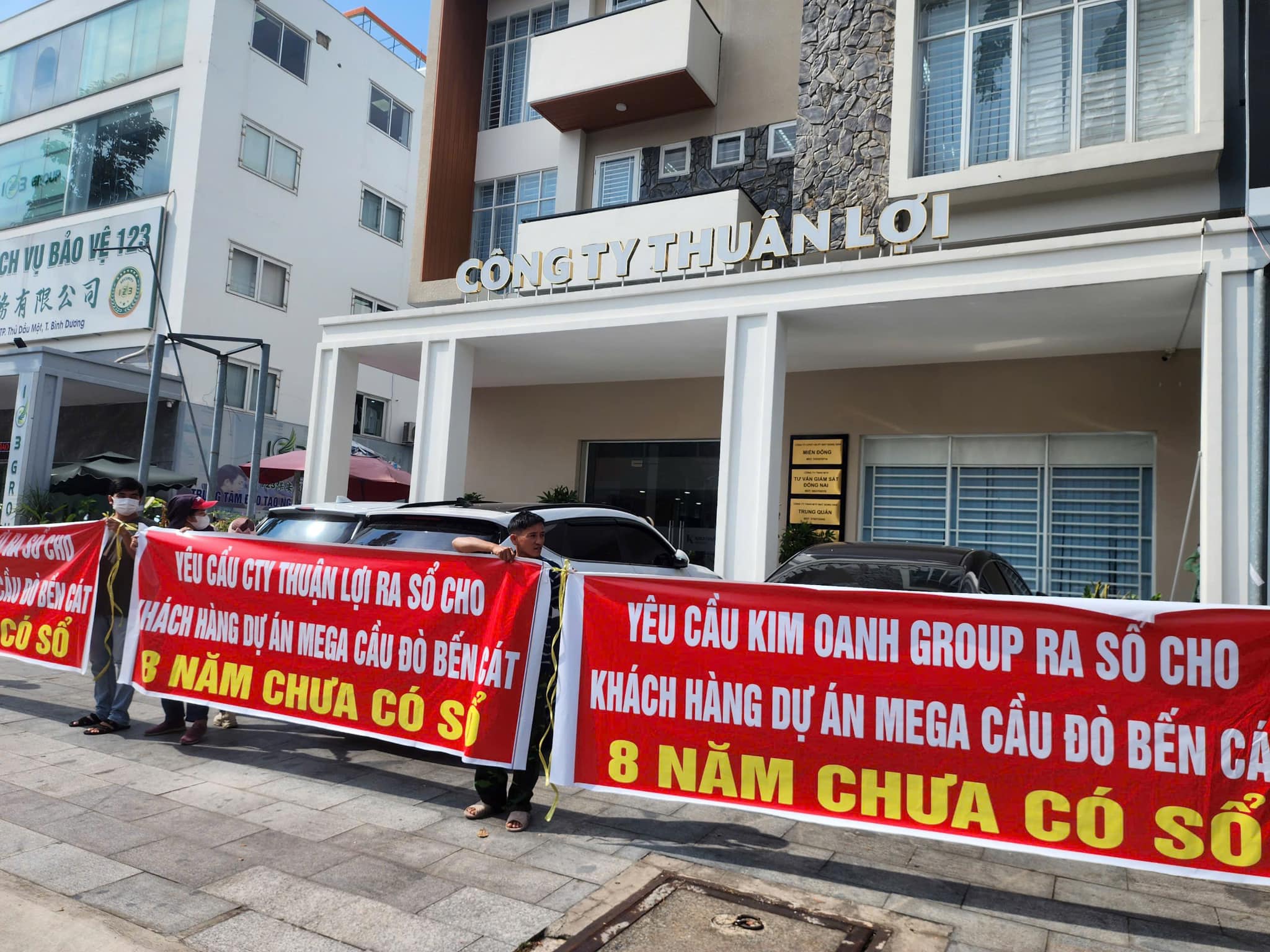 Khách hàng của Kim Oanh Group khổ sở đội nắng đòi quyền lợi sau 8 năm chưa có sổ đỏ